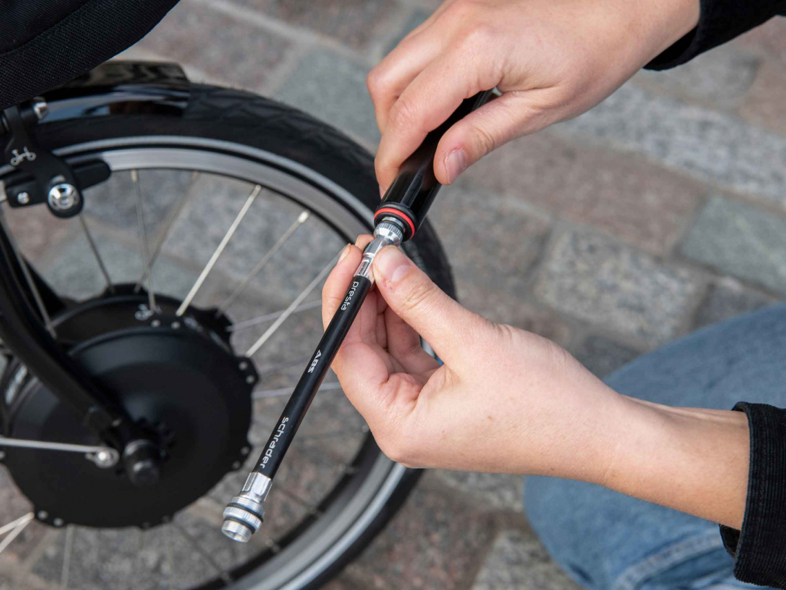 Brompton - Lezyne Pomp incl. Bevestigingen Q102523 - Vlerick Fietsen